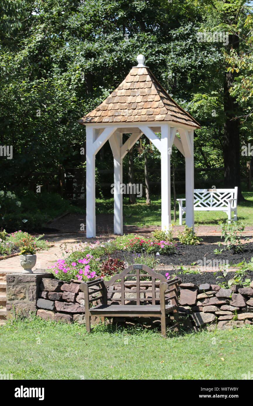 Gazebo bench hi-res stock photography and images - Alamy
