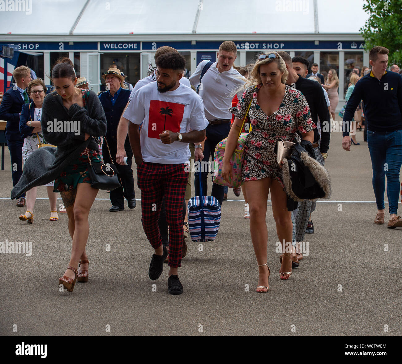 Ascot, UK. 10th August, 2019. Racegoers arrive at Ascot Races on a ...