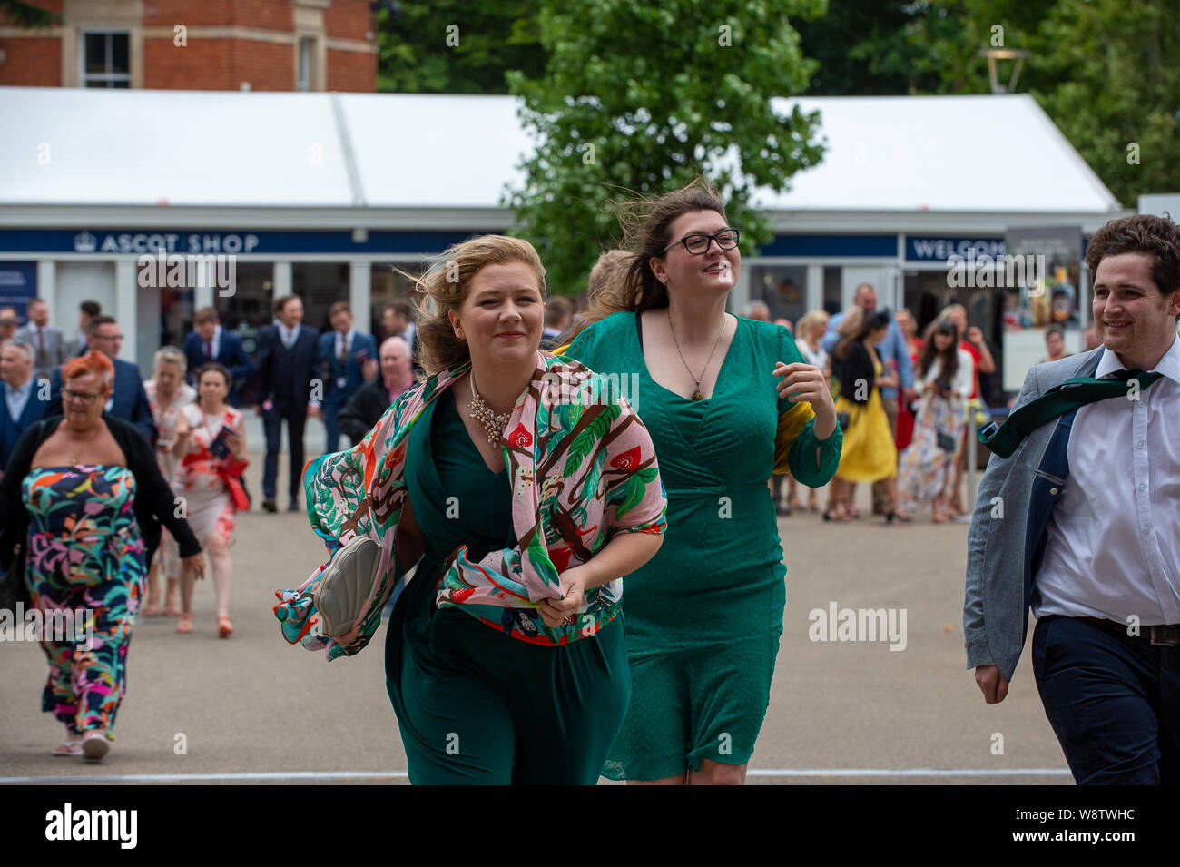 Ascot, UK. 10th August, 2019. Racegoers arrive at Ascot Races on a ...