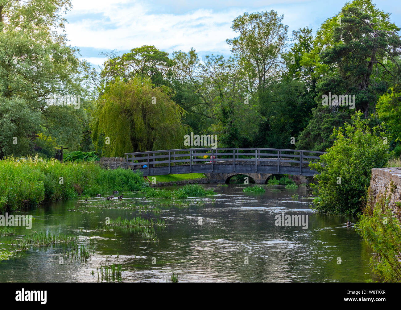 Romantic scene water bridge village english countryside Stock Photo - Alamy