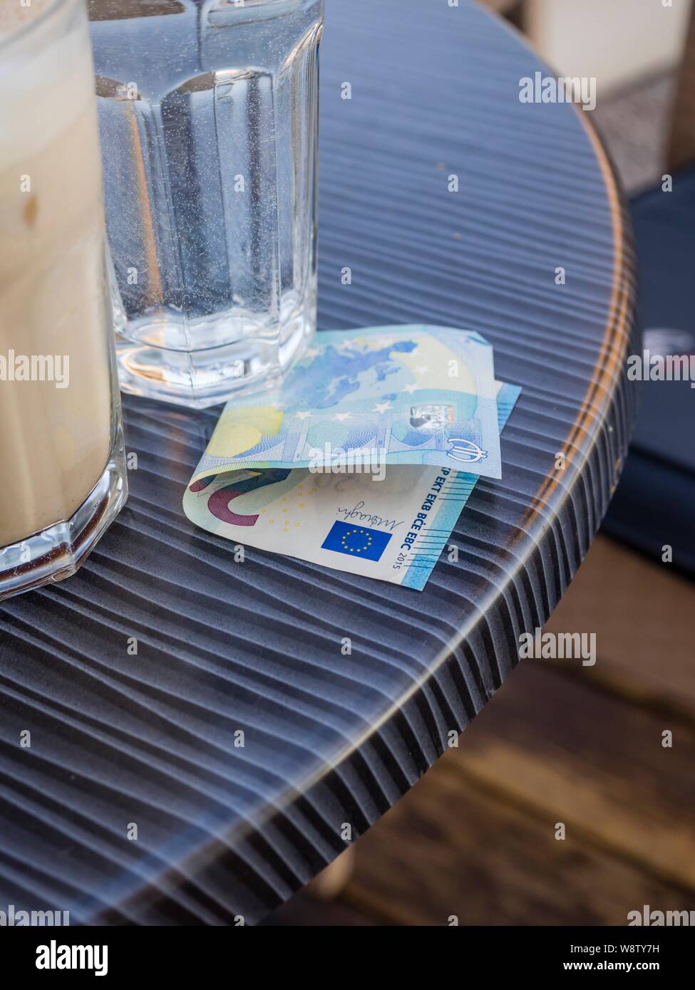 Big tip cash hi-res stock photography and images - Alamy