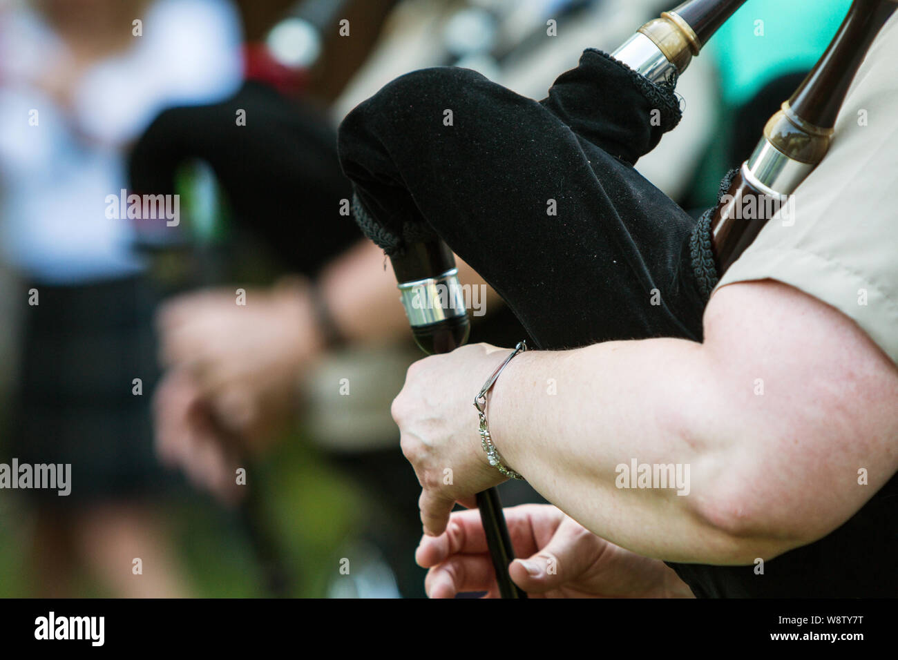 Woman playing the bagpipes hi-res stock photography and images - Alamy