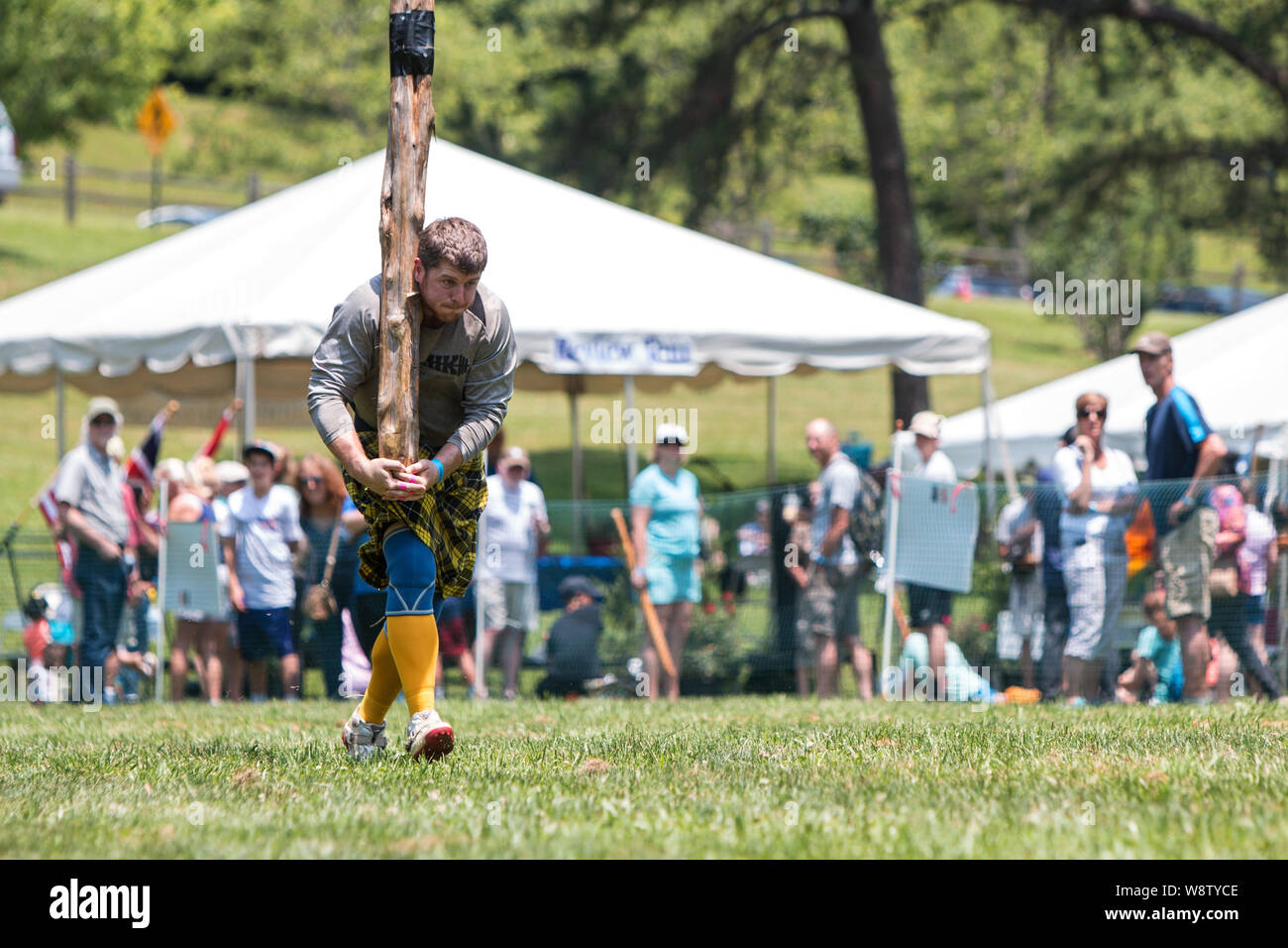 Caber toss hi-res stock photography and images - Alamy