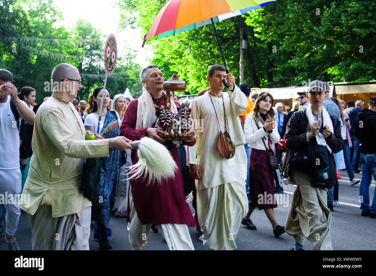 Russian Hare Krishnas spend a holiday in the park on the Day of India ...