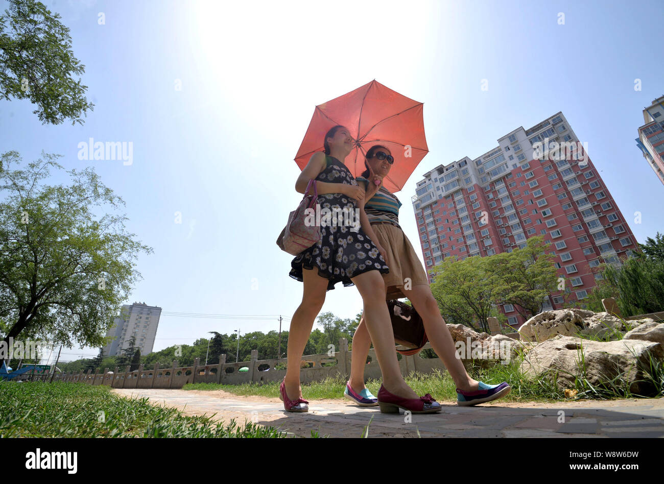 Sun shield woman hi-res stock photography and images - Alamy