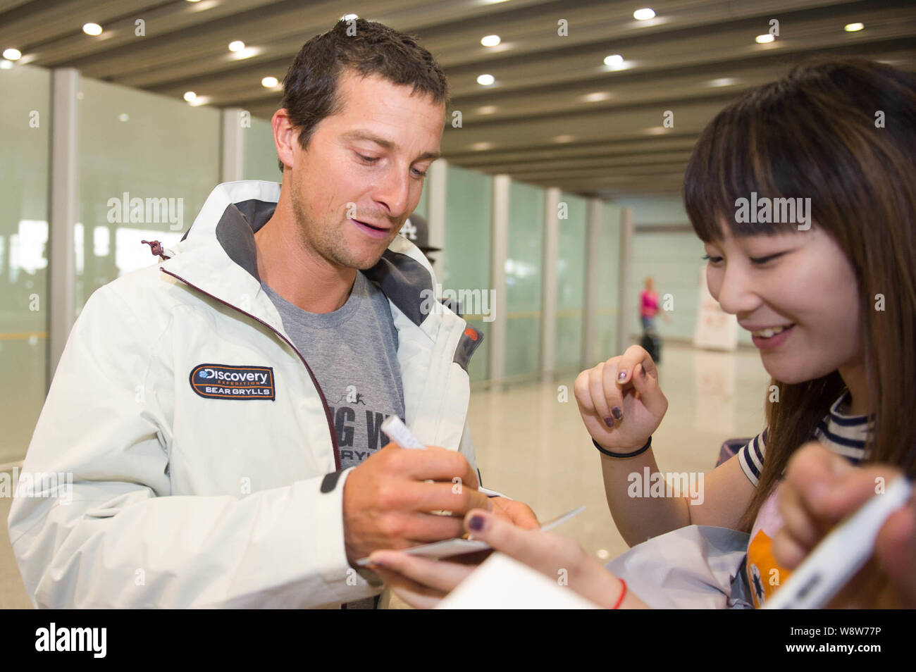 Man vs bear hi-res stock photography and images - Alamy