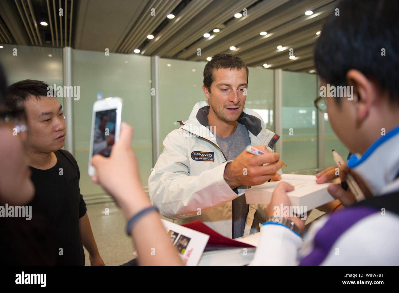 Man vs bear hi-res stock photography and images - Alamy