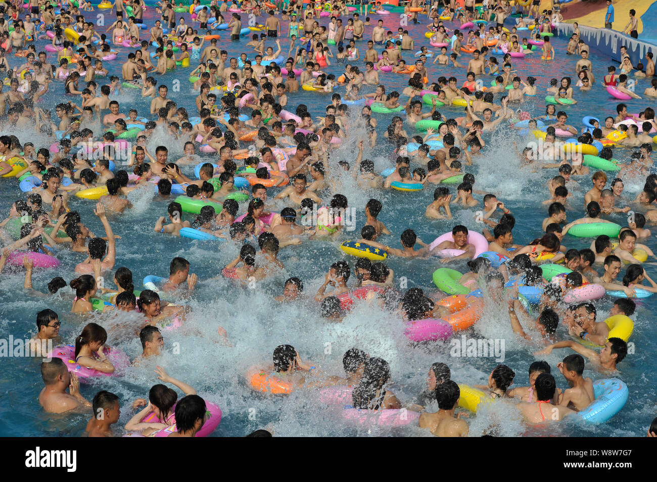 China swimming pool crowd hi-res stock photography and images - Alamy