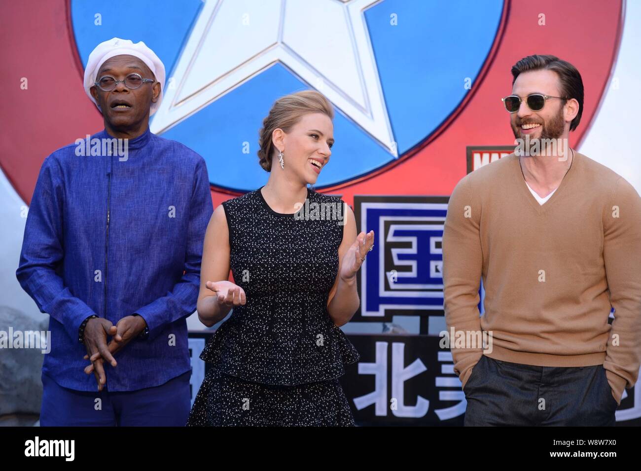 (From left) American actor Samuel L. Jackson, actress Scarlett ...