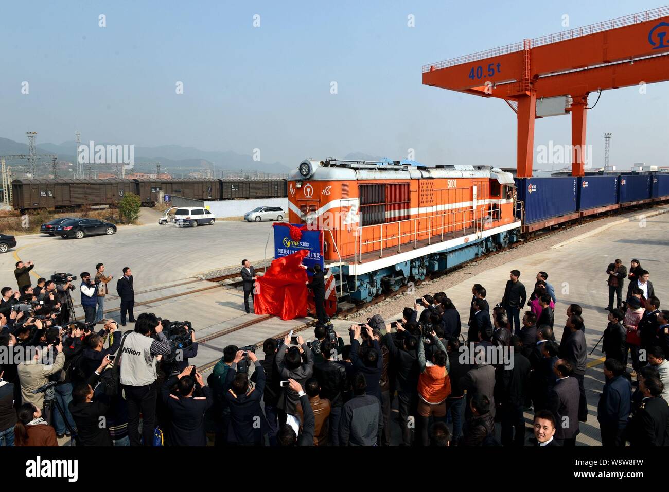 Officials unveil thefirst YXE international container train travelling ...