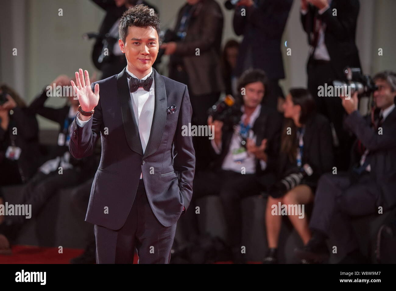 Chinese actor Feng Shaofeng waves on the red carpet for the closing ...