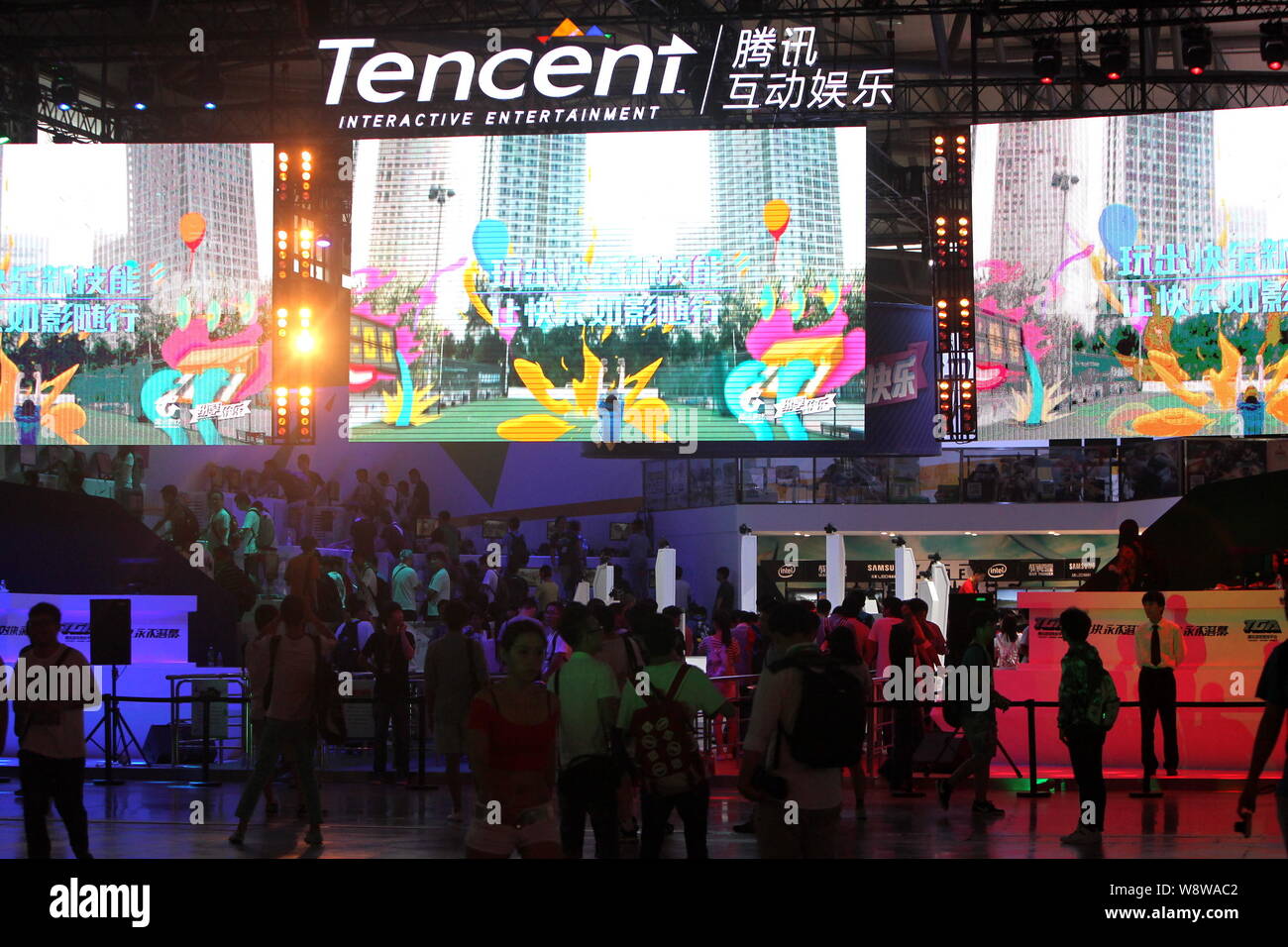 --FILE--People visit the stand of Tencent Interactive Entertainment ...