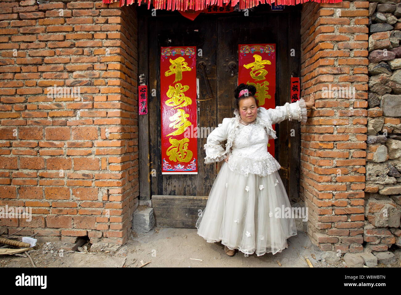 Chinese villager at door hi-res stock photography and images - Alamy