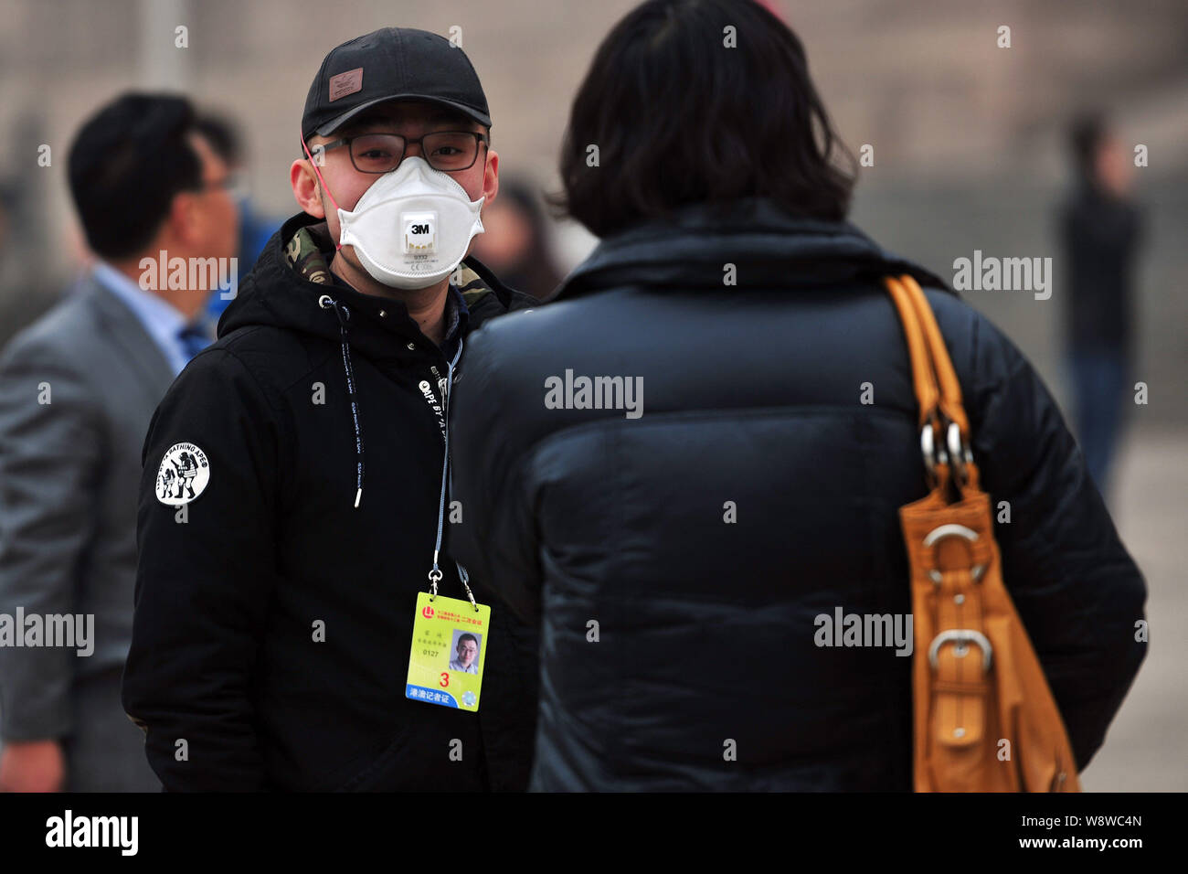 Reporters wearing masks hi-res stock photography and images - Alamy