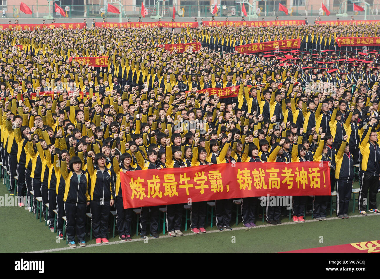 --FILE--Young Chinese students chant slogans during a mass rally to ...
