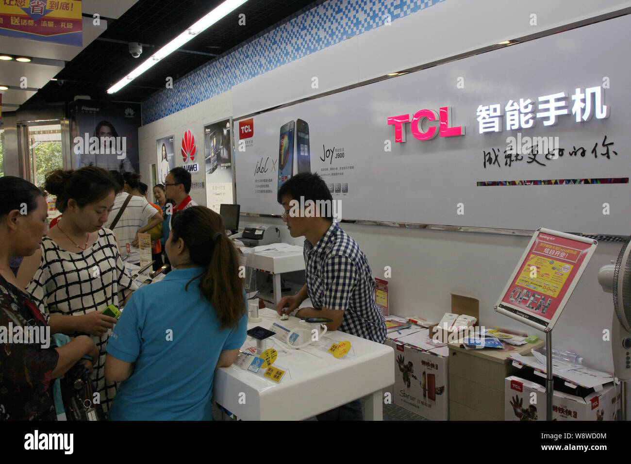 --FILE--Customers shop for TCL smartphones at a store in Wuhan city ...