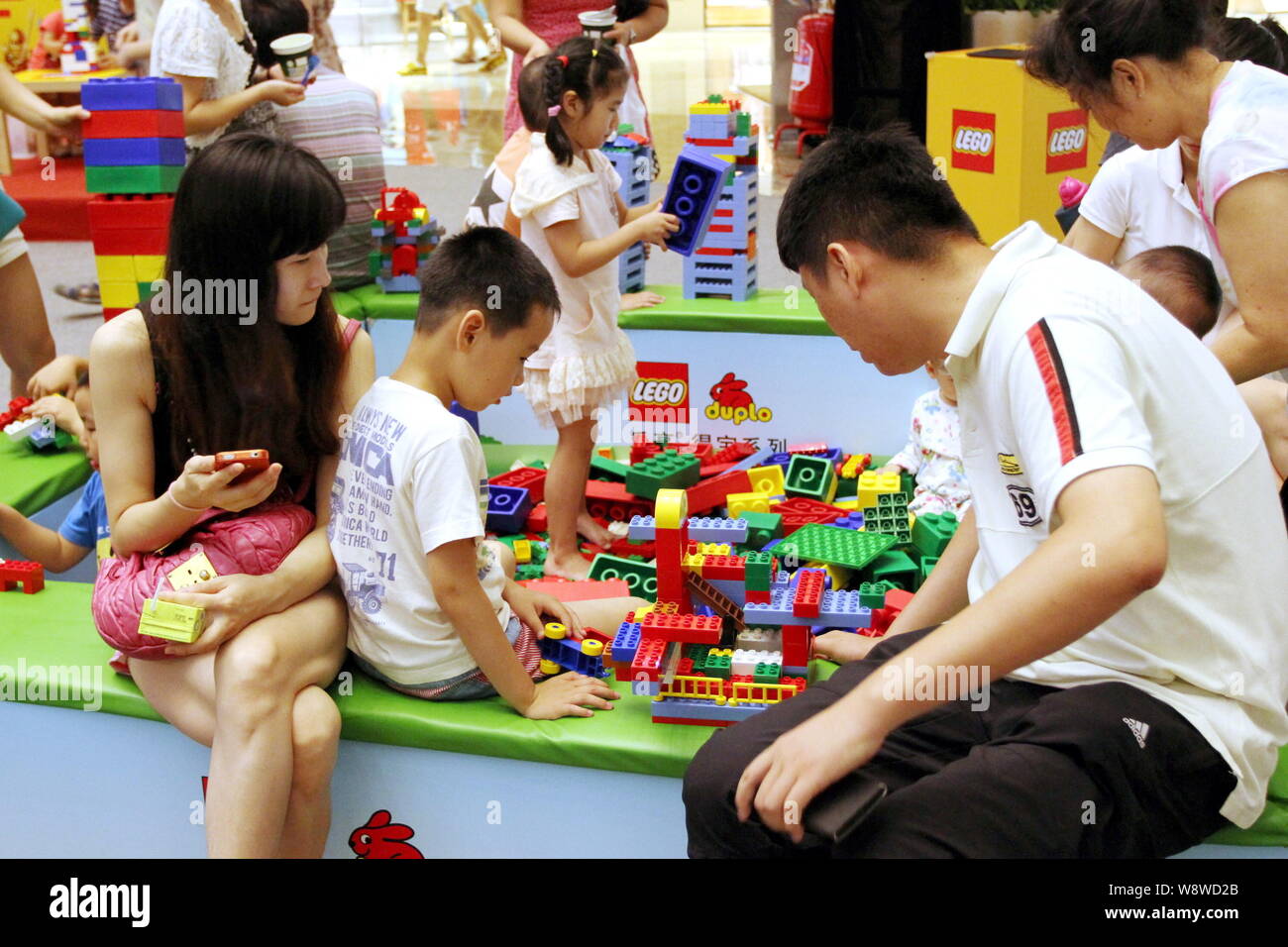 Interlocking bricks hi-res stock photography and images - Alamy