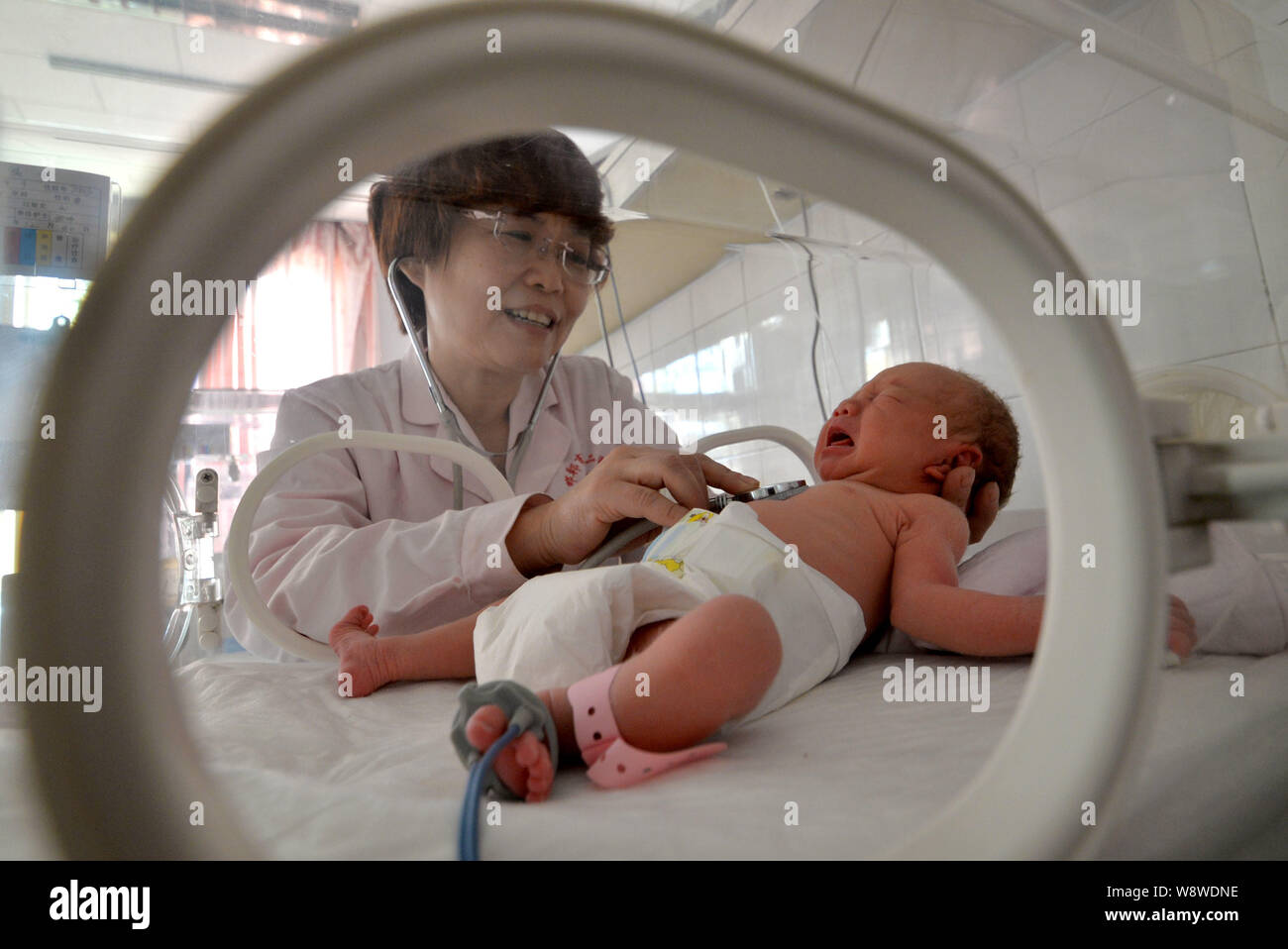 New born baby hospital incubator hi-res stock photography and images ...