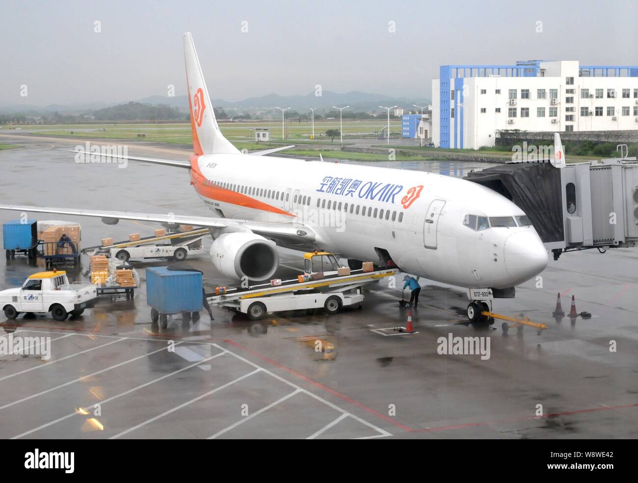 Crew unload aircraft hi-res stock photography and images - Alamy