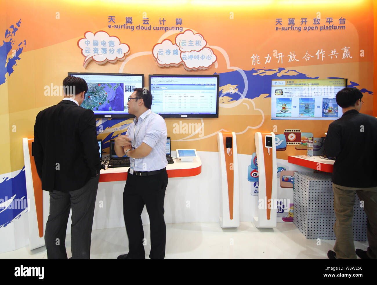 Xbox one stand hi-res stock photography and images - Alamy