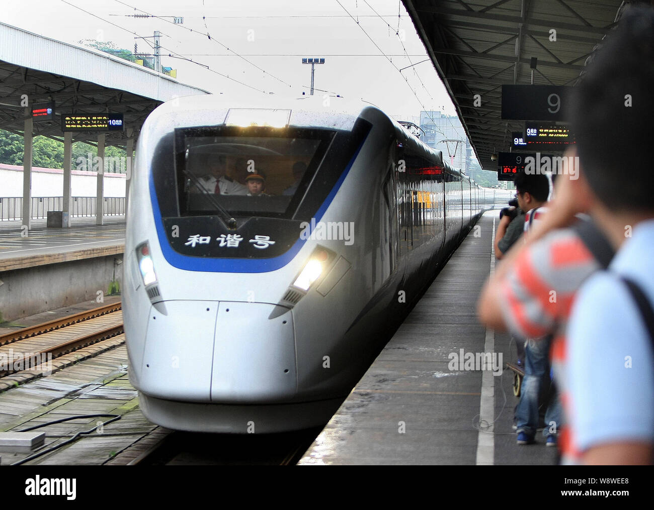 The D628 CRH (China Railway High-speed) bullet train bound for Shanghai ...