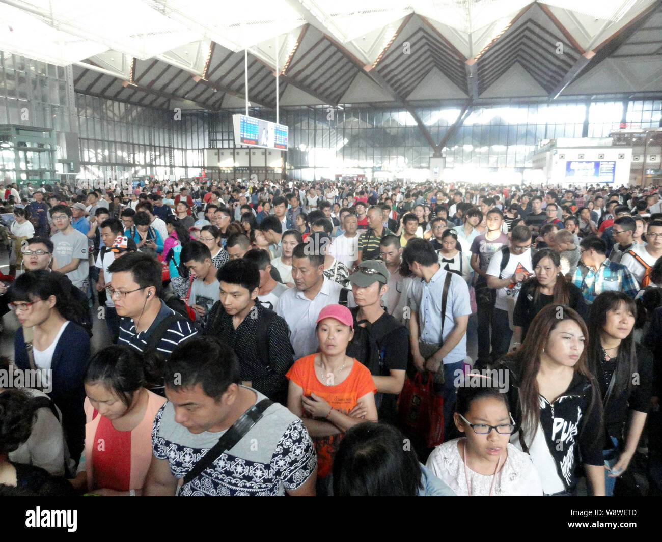 Chinese passengers who return to home or work from the National Day ...