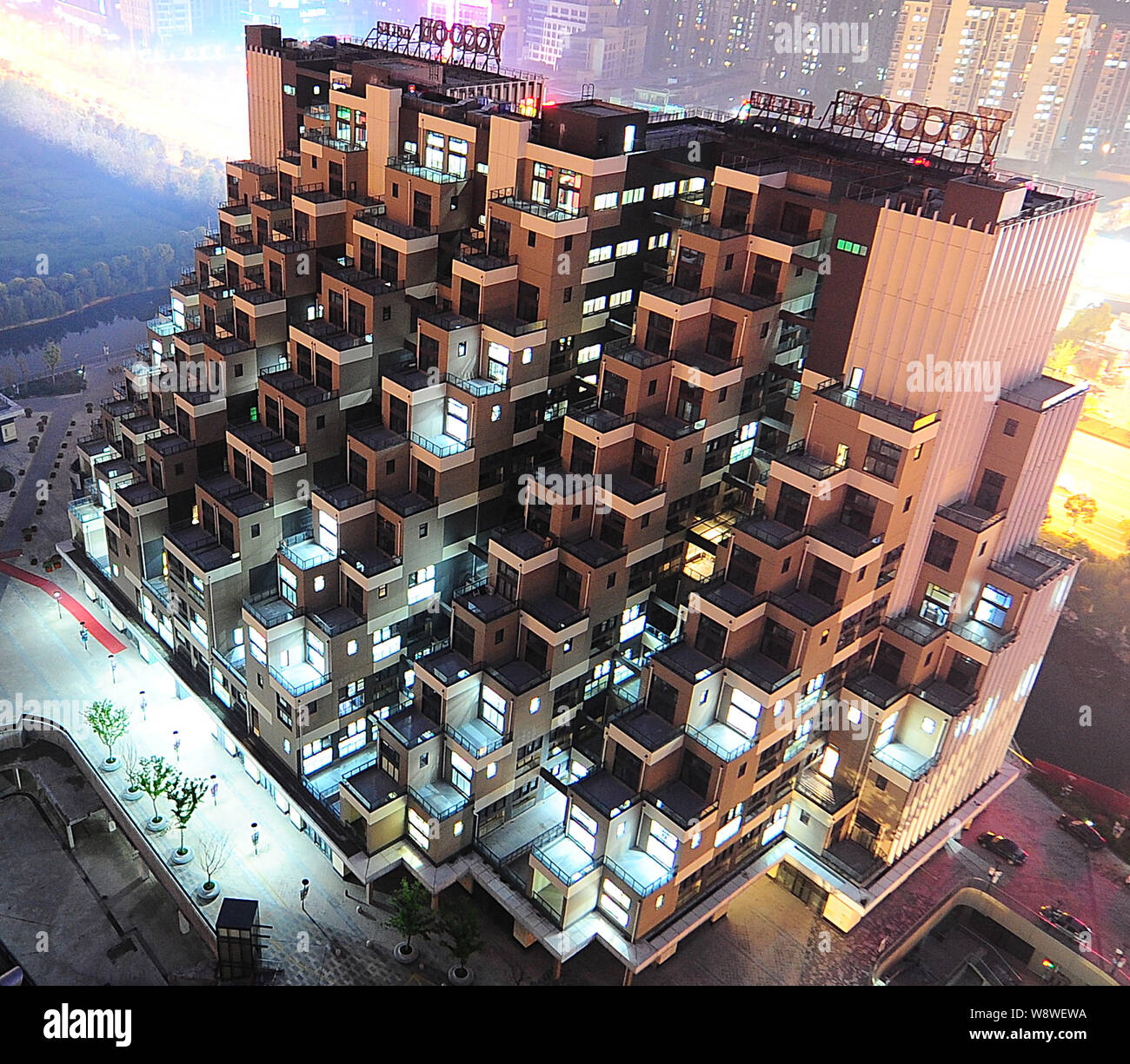 Pyramid shape building hi-res stock photography and images - Alamy