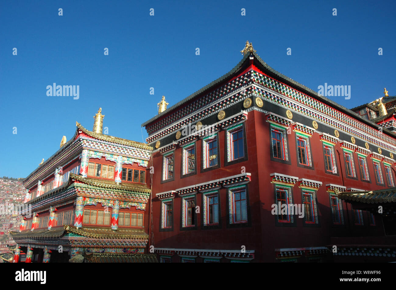 Larung gar five sciences buddhist academy hi-res stock photography and ...