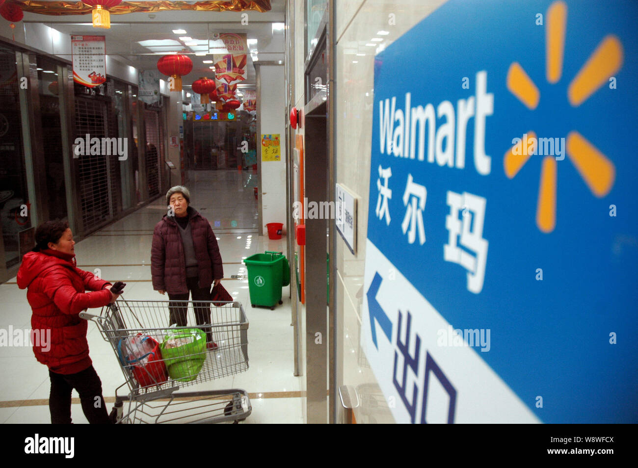 Walmart workers hi-res stock photography and images - Alamy