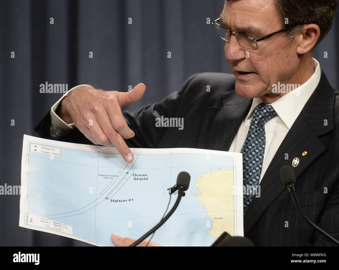 Angus Houston, chief coordinator of the Joint Agency Coordination ...