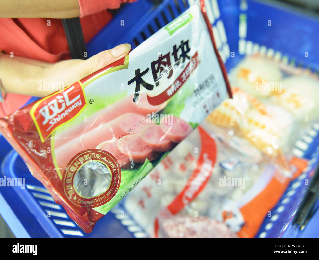 --FILE--A customer buys a bag of sausages of Shuanghui Group, now ...