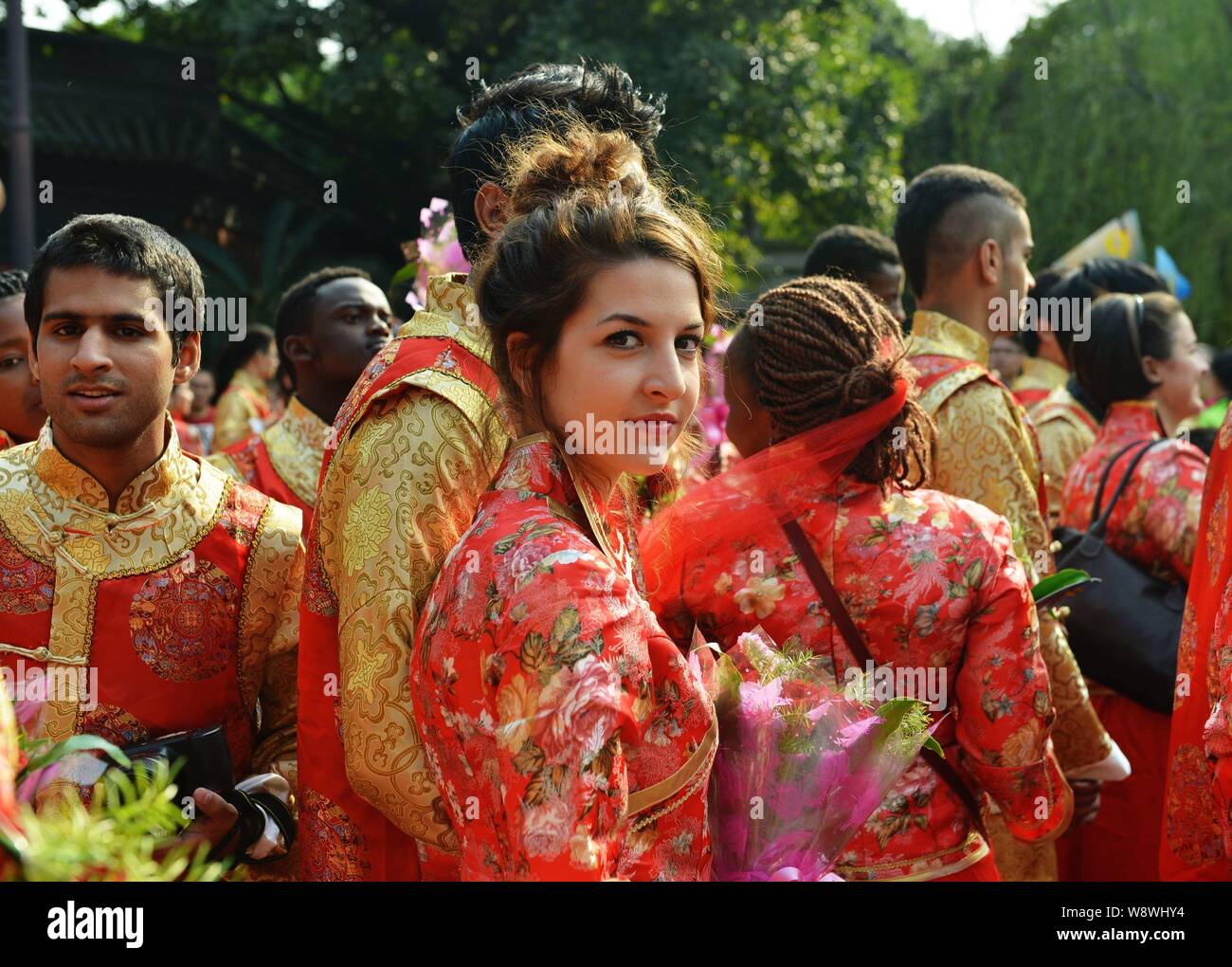 Couples of foreign newly-weds dressed in traditional Chinese costumes ...