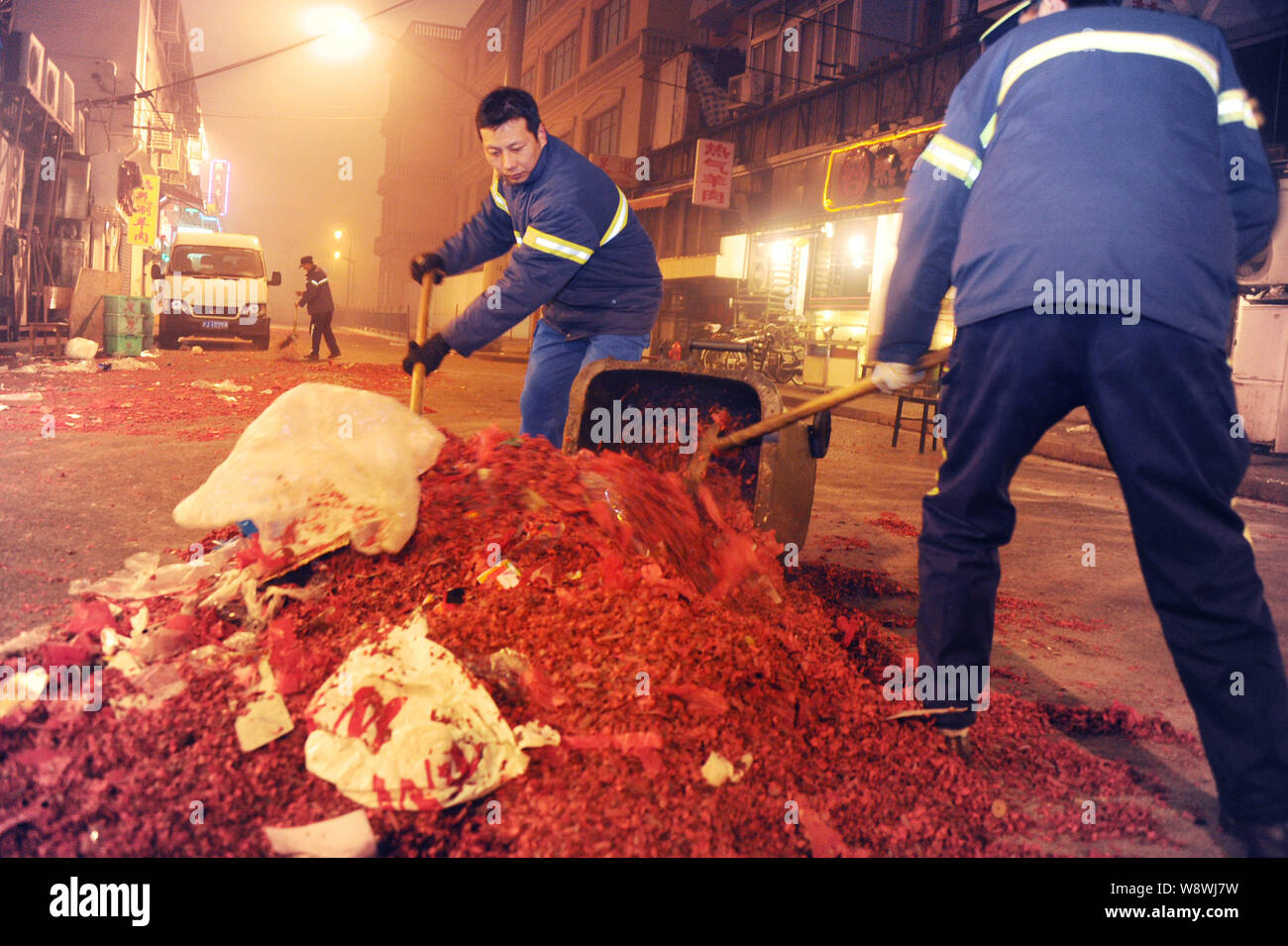 Chinese street cleaning hi-res stock photography and images - Alamy