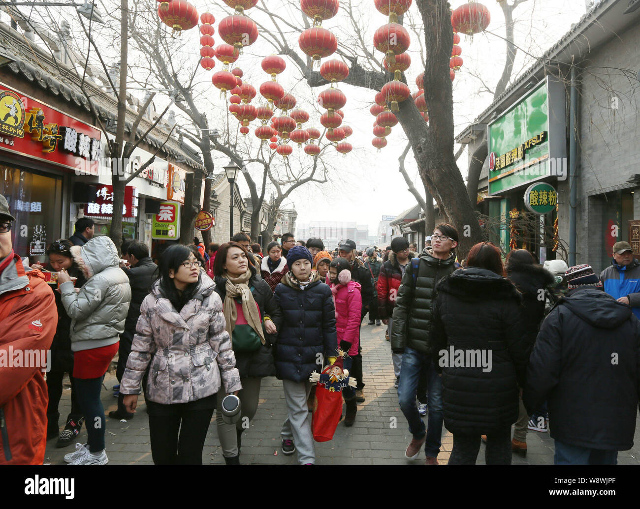 --FILE--Tourists crowd the street in Nanluo Guxiang, a traditional ...
