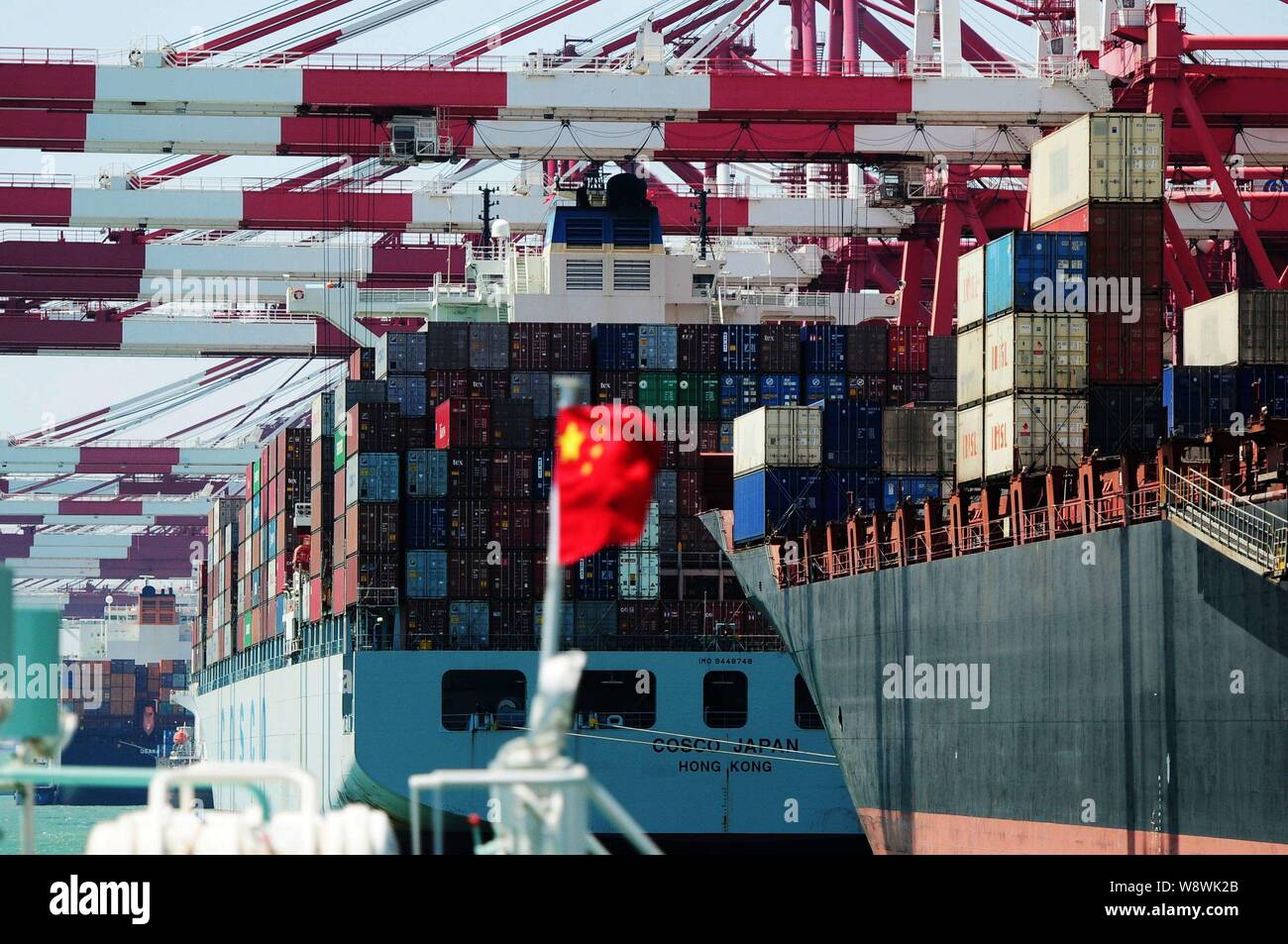 China container ships 2014 hi-res stock photography and images - Alamy