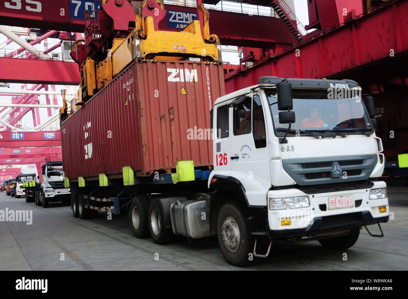 Container being loaded onto truck hi-res stock photography and images ...