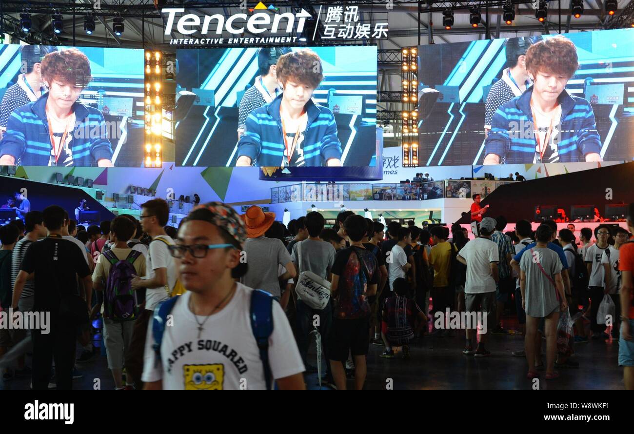 --FILE--Visitors crowd the stand of Tencent Interactive Entertainment ...