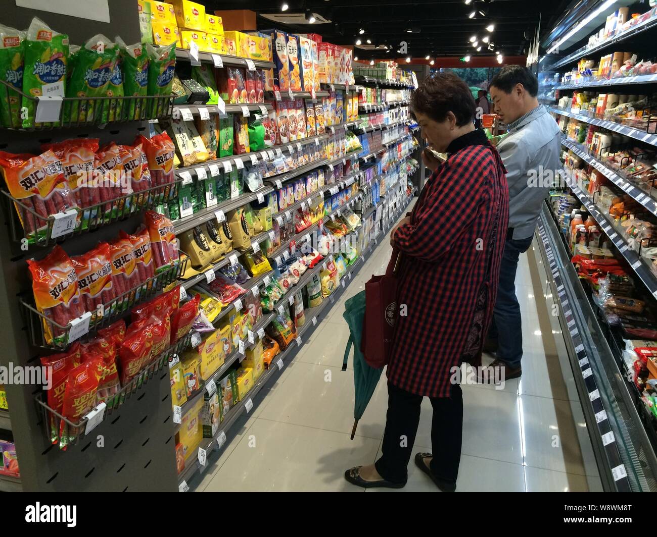Chinese customers shop at an Easy Carrefour convenience chain store in ...