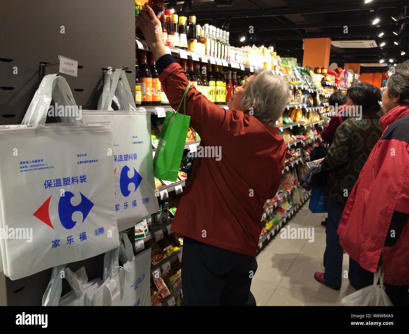 Chinese customers shop at an Easy Carrefour convenience chain store in ...