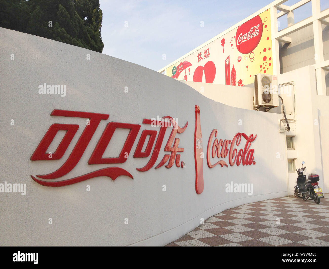 Flat coca cola hi-res stock photography and images - Alamy