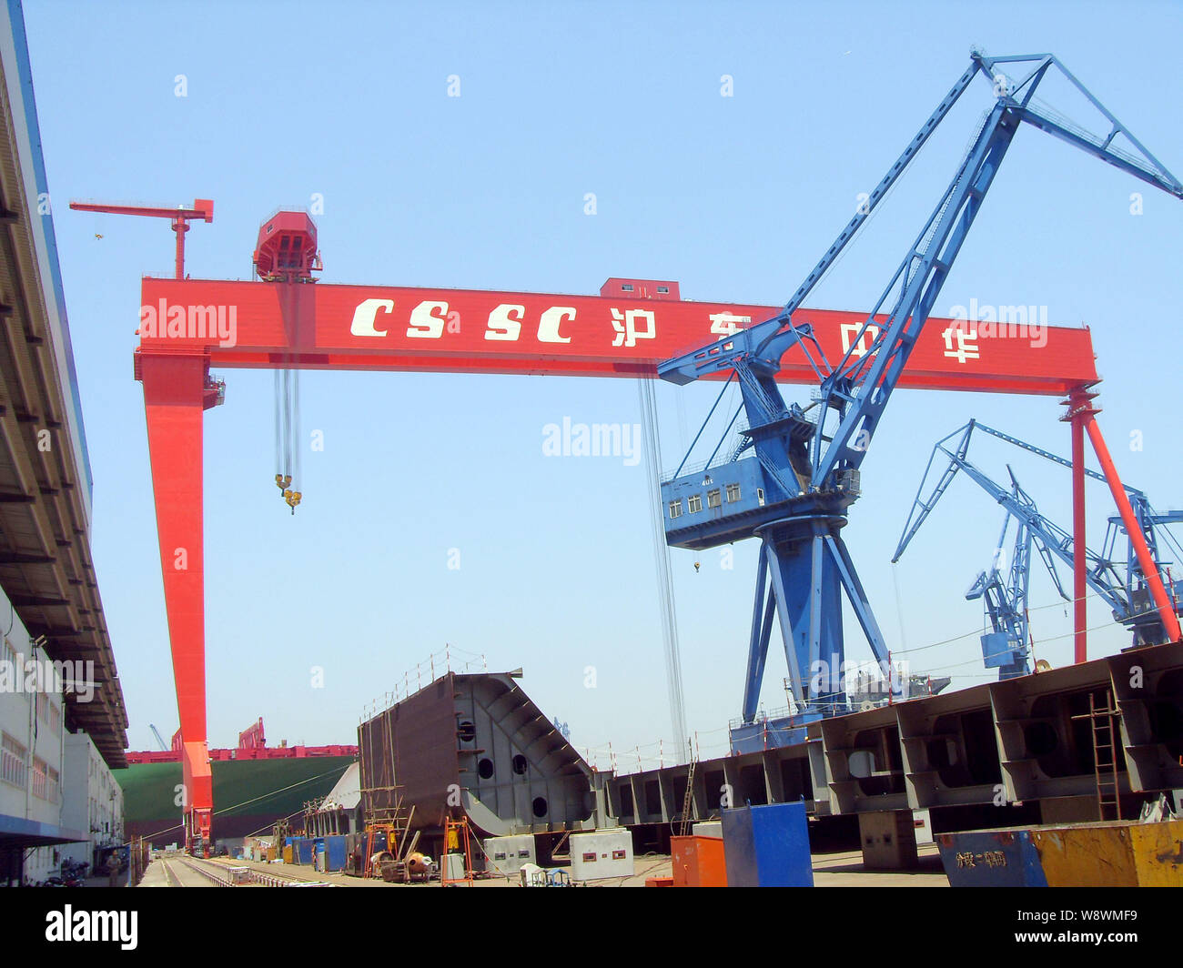 Hudong zhonghua shipbuilding hi-res stock photography and images - Alamy