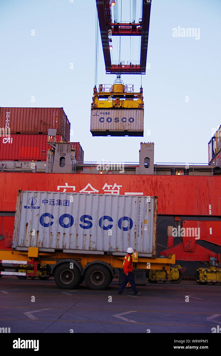 Cosco shipping lines hi-res stock photography and images - Alamy