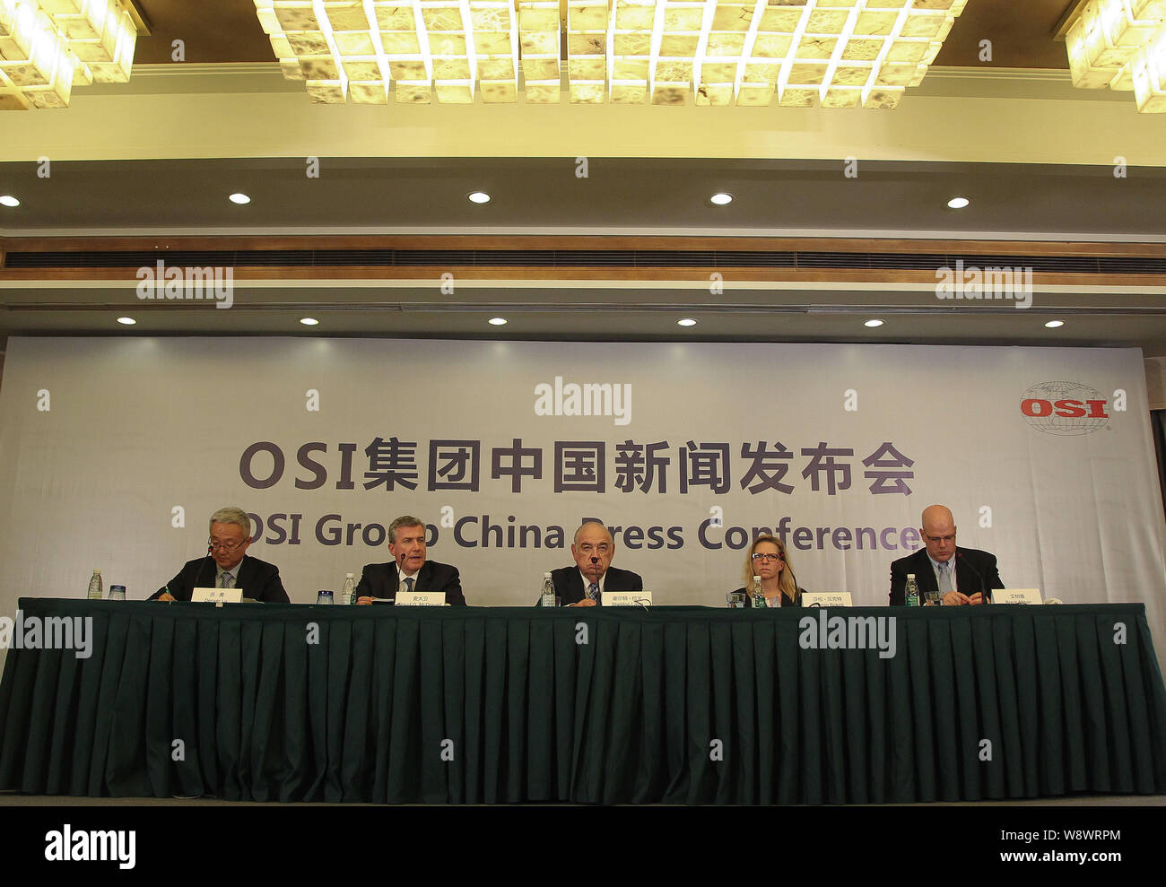 Lavin hi-res stock photography and images - Alamy