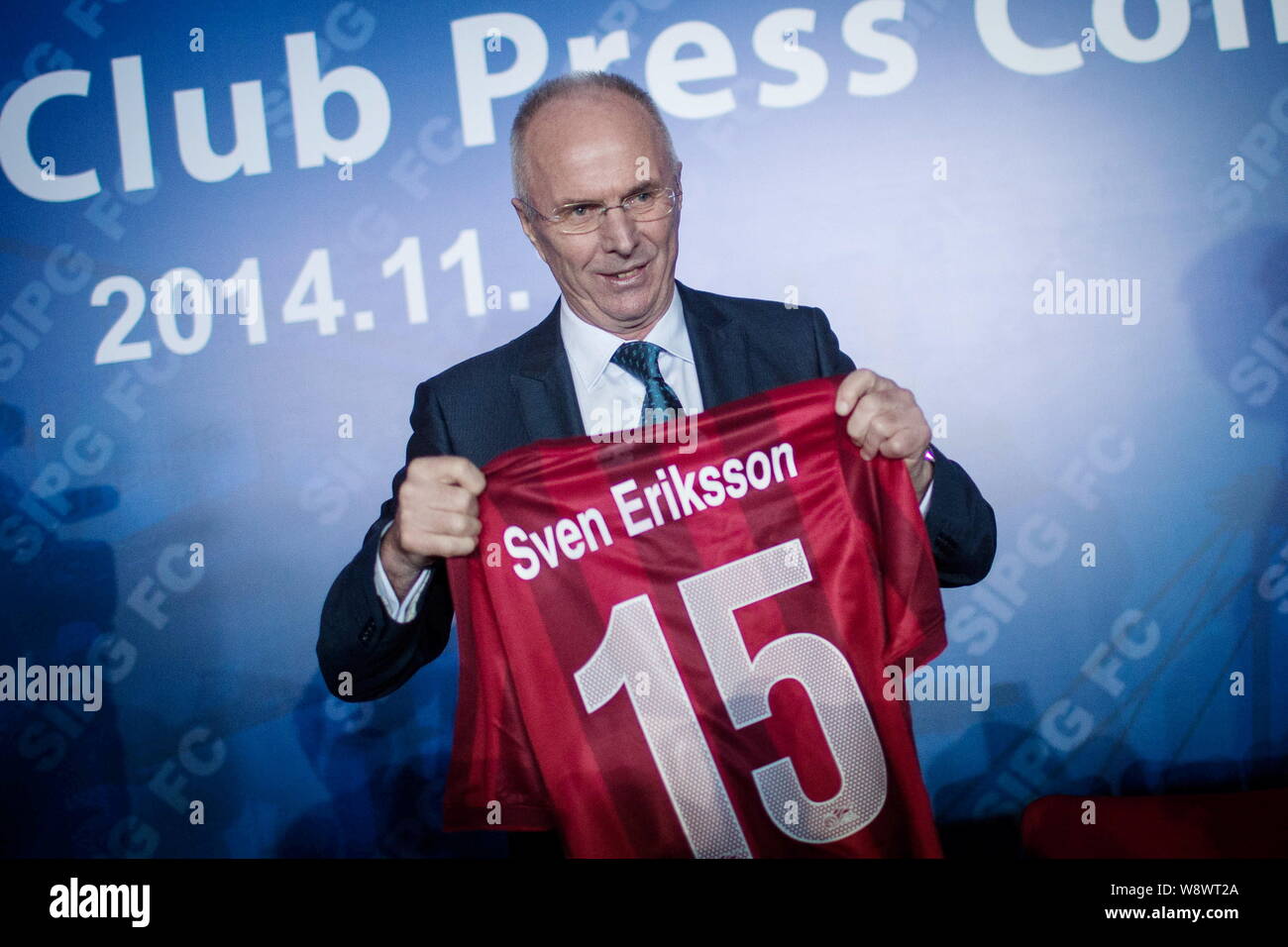 Swedish football coach Sven-Goran Eriksson shows his team uniform after ...