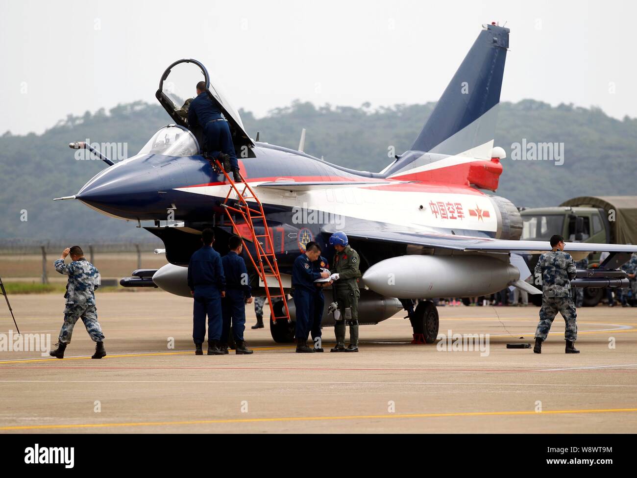 Peoples liberation army ground force hi-res stock photography and ...