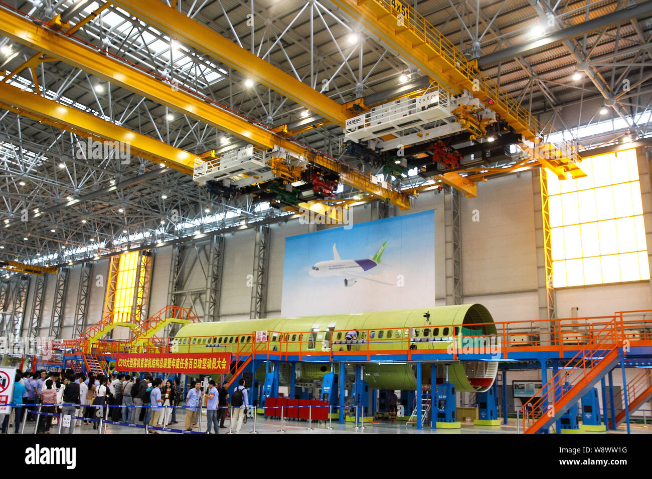 --FILE--Chinese engineers and technicians look at the fuselage of China ...
