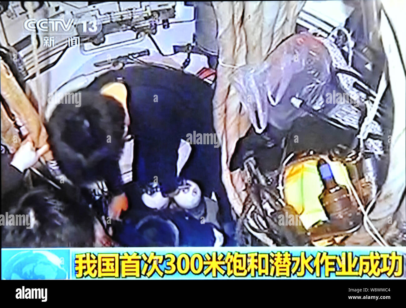 Divers bell hi-res stock photography and images - Alamy