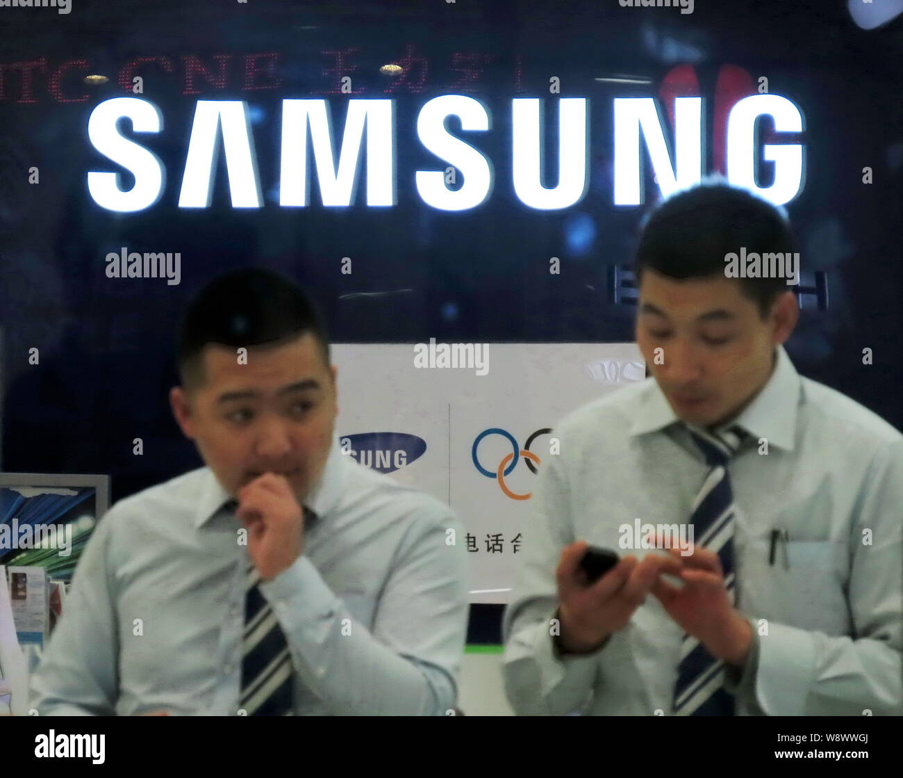 Samsung electronics hi-res stock photography and images - Alamy