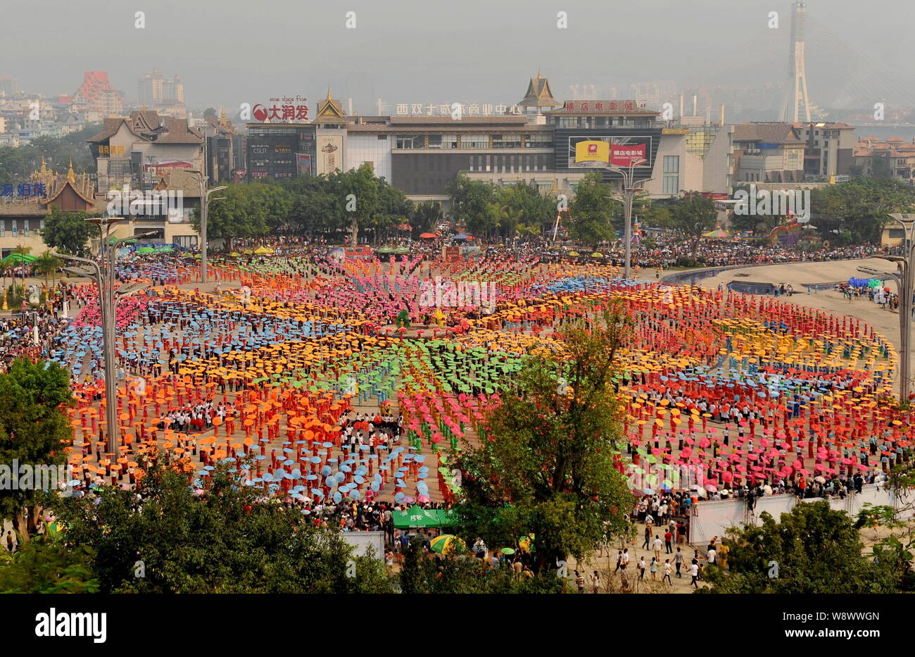 Chinese performers dressed in traditional costumes of Dai ethnic ...