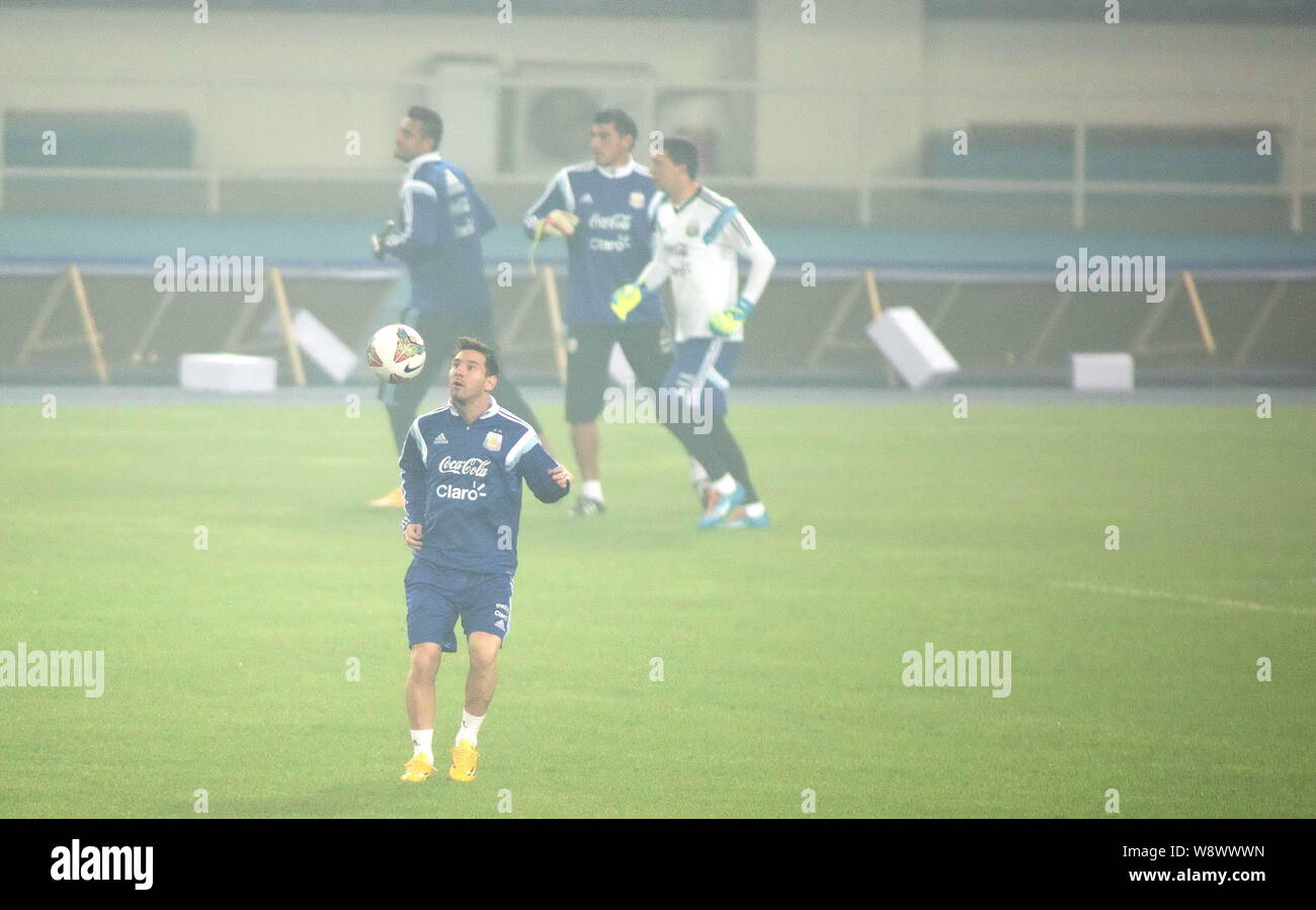 Lionel messi front hi-res stock photography and images - Alamy